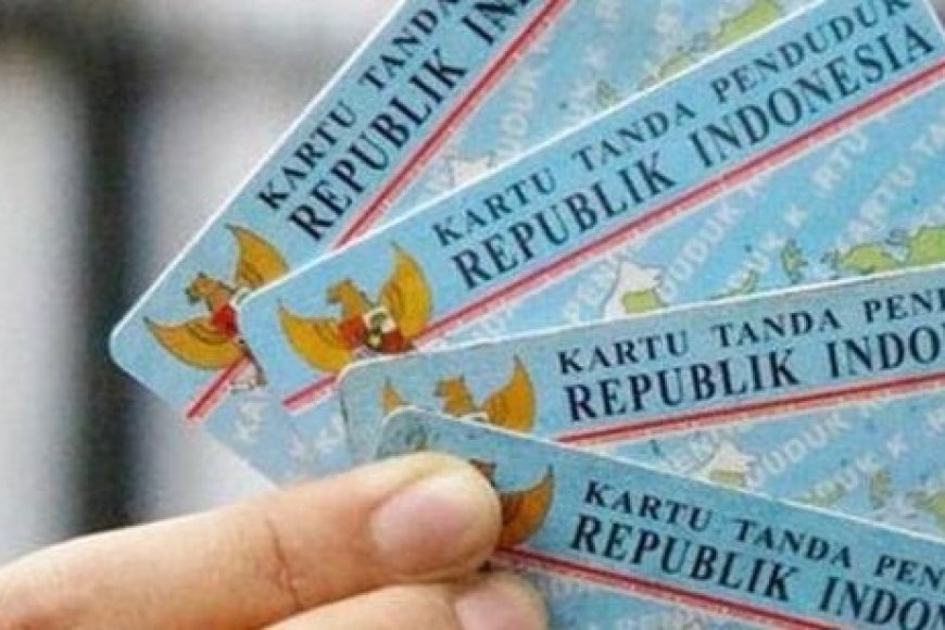 Perbedaan Background Foto Merah dan Biru di KTP dan SKCK - Halal.id